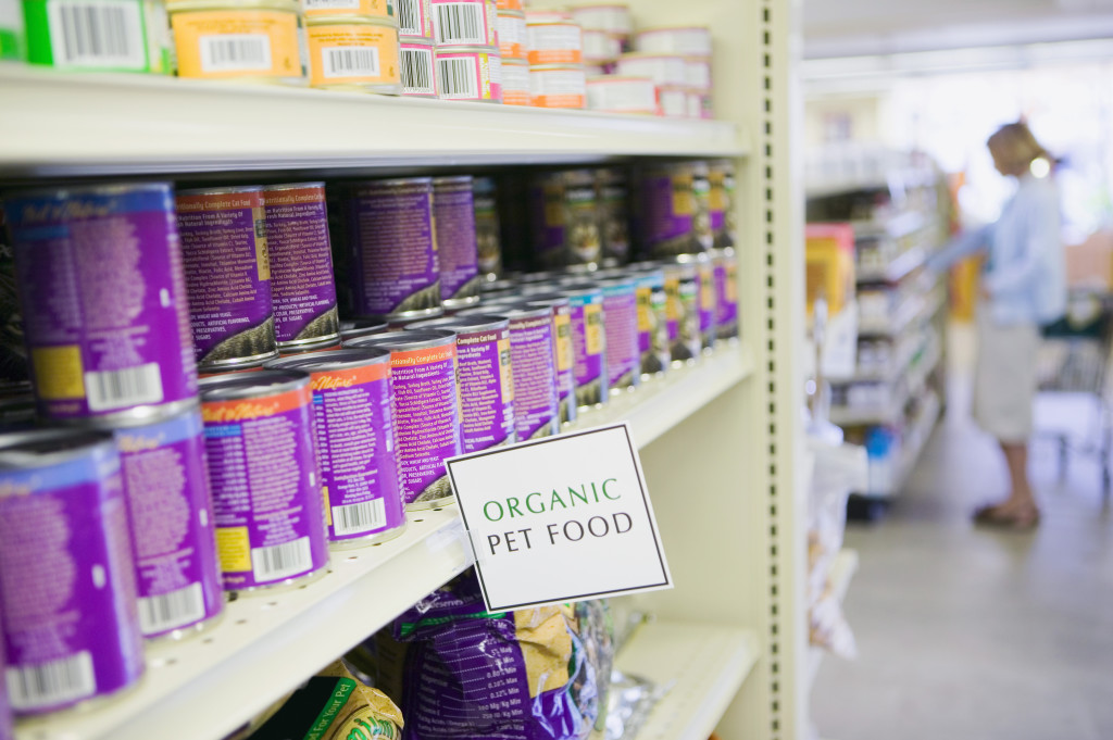 How to Read Pet Food Labels | Lifeopedia.com